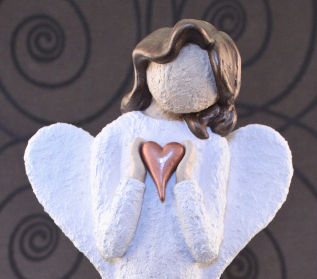 Engel, Figur, Holder Spisst Kobberhjerte - Farge Hvit, Brunt Hår ...